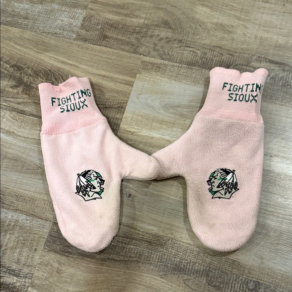 Accessories | Lightly Worn University Of North Dakota Fighting Sioux ...